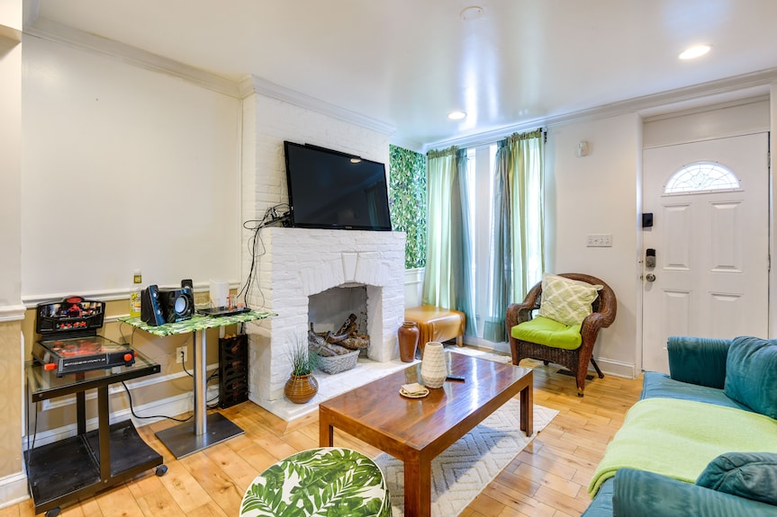 Quirky Baltimore Townhome ~ 2 Mi To Inner Harbor - Baltimore, MD