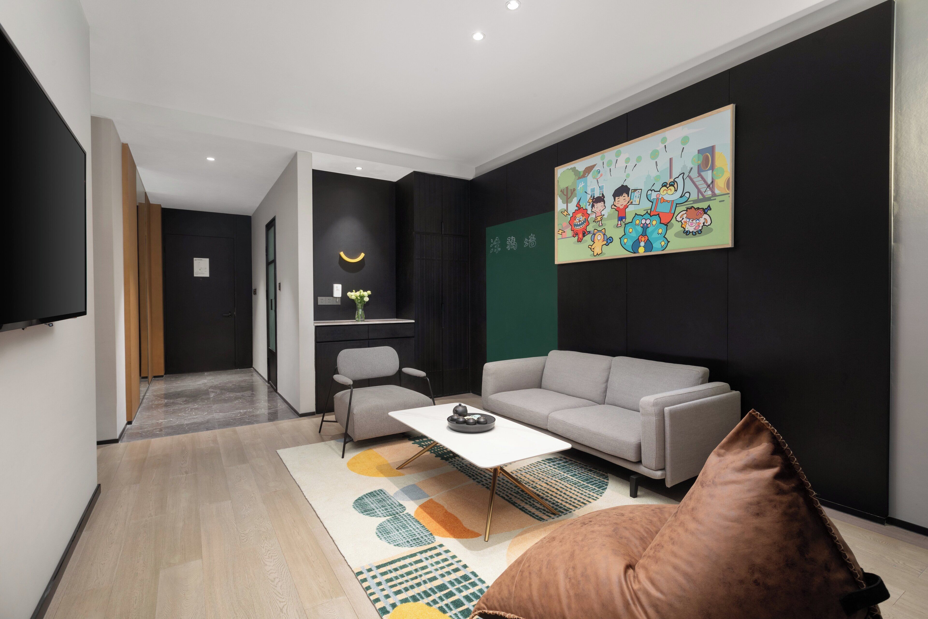 Uma sala de estar moderna com um sofá, uma mesa de centro e um quadro na parede.