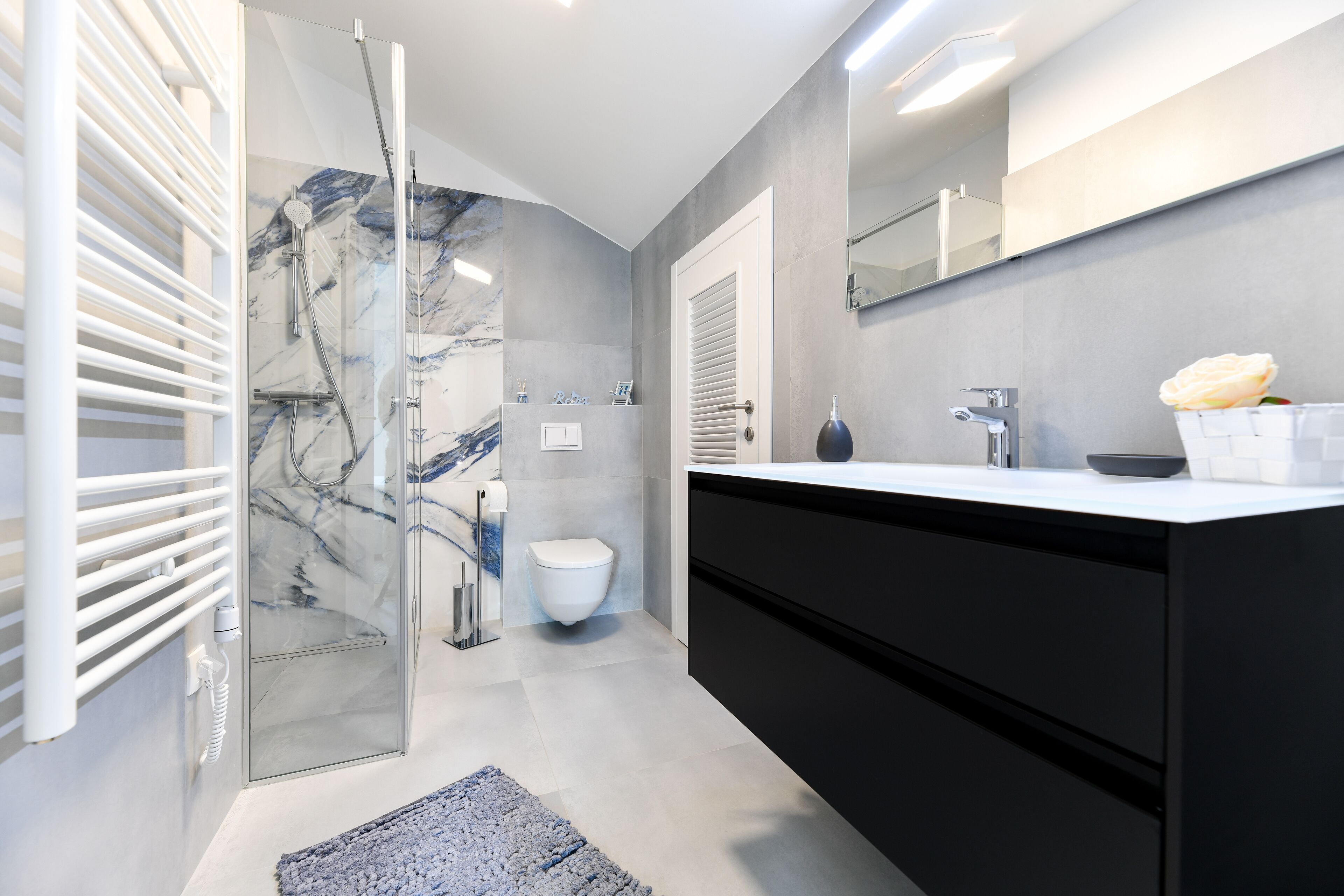 Apartamento luxo | Banheiro | Chuveiro, chuveiro com efeito de chuva, produtos de toalete grátis 