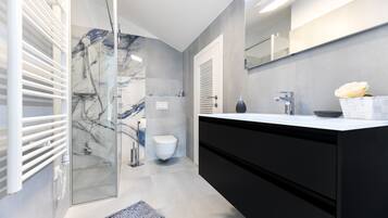Apartamento luxo | Banheiro | Chuveiro, chuveiro com efeito de chuva, produtos de toalete grátis