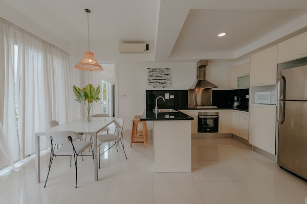 Apartamento | Cozinha privada | Um frigorífico/congelador grande, um micro-ondas, um forno