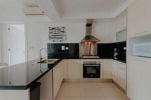 Apartamento | Cozinha privada | Um frigorífico/congelador grande, um micro-ondas, um forno 