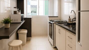 Apartamento | Cozinha privada | Geladeira, micro-ondas, fogão, liquidificador