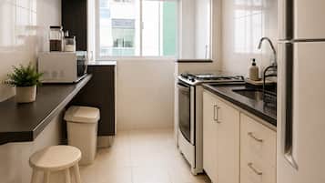 Apartamento | Cozinha privada | Um frigorífico, um micro-ondas, um forno, liquidificador