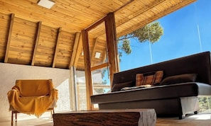 Cabana de Madeira Premium | Sala de estar | Smart TV de 43 polegadas com canais digitais, Netflix 