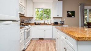 Casa, várias camas, banheira de hidromassagem grande, vista para o oceano | Cozinha privada | Uma cafeteira/bule, um frigorífico, um micro-ondas, um forno 