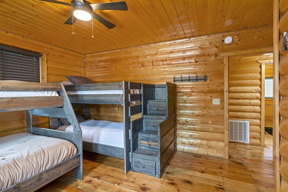 Gorgeous Unique, Rustic Cabin on Arapaho! 2 Kings, Loft Area with a ...