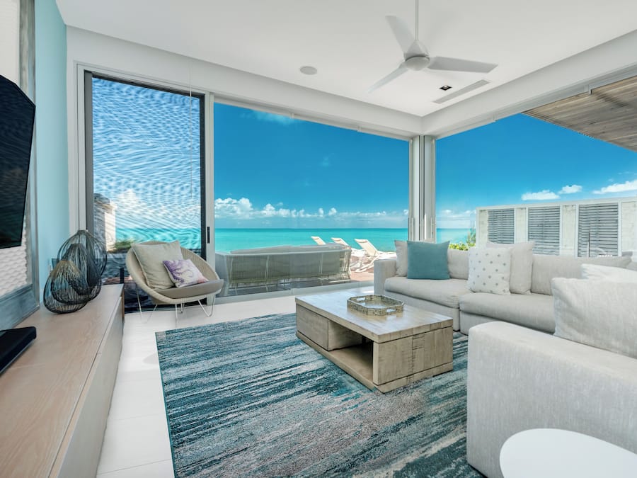 Beachfront Villa Eos | Sala de estar | Televisor de ecrã plano de 32 polegadas com canais de TV premium