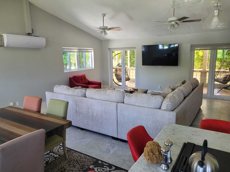 Cozy Family Home 10 Minutes Walk To The Beach. Keyless Entry. Security Cameras. - Freeport