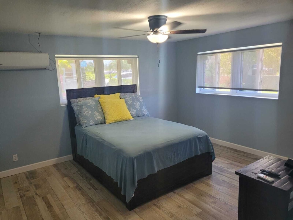 Cozy Family Home 10 Minutes Walk To The Beach. Keyless Entry. Security Cameras. - Freeport