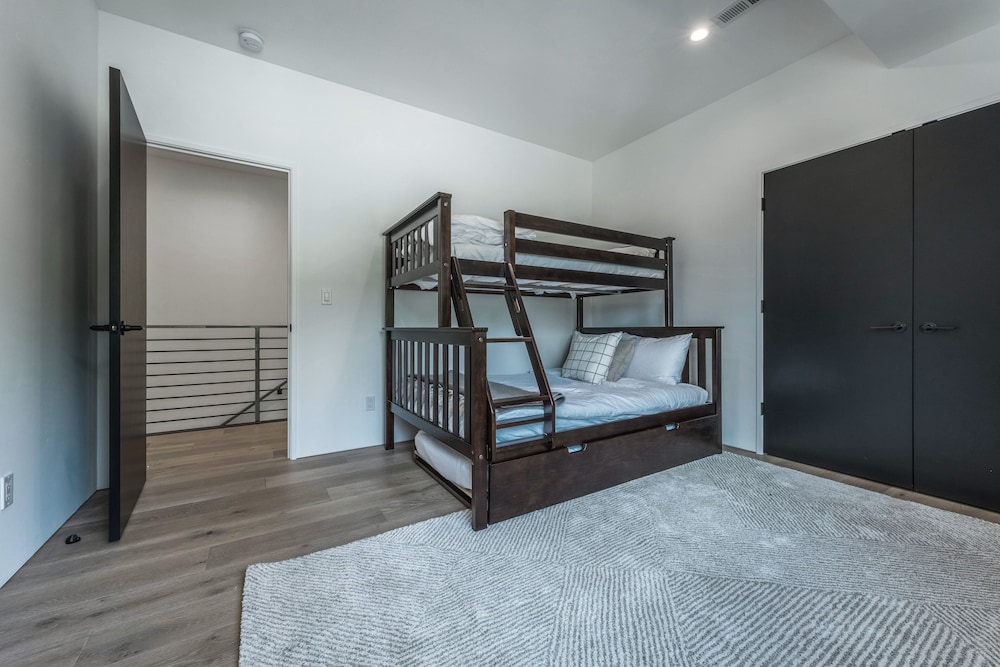 New Luxury Townhouse, River View, Steps To Downtown! - Hood River, OR