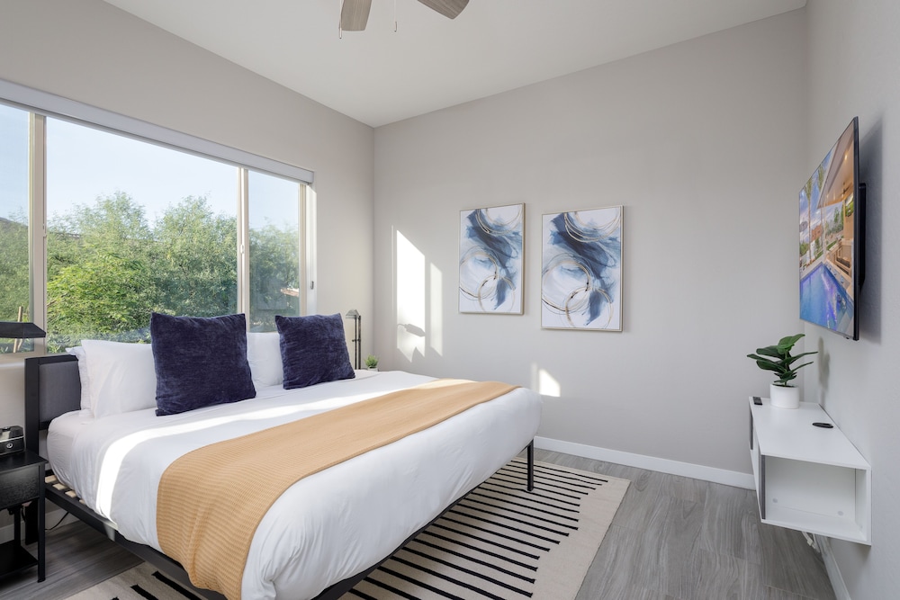 Resort-style Estate, Mountain Views, Heated Pool & Spa, Fun Putting Green, More - Rio Verde, AZ