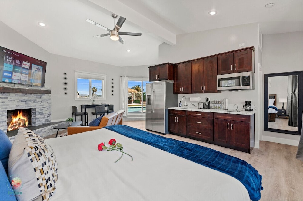 Tropical Resort W/ Private Studio, Pool, Hot Tub, Tiki Bar, & Views! - San Diego