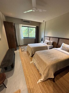 Quarto Twin de Luxo | Secretária, ferro/tábua de engomar, Wi-fi grátis 