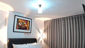 Quarto Clássico com Cama de Casal, 1 cama de casal, casa de banho anexa