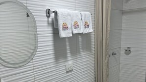 Quarto Triplo Clássico, várias camas, casa de banho anexa | Casa de banho