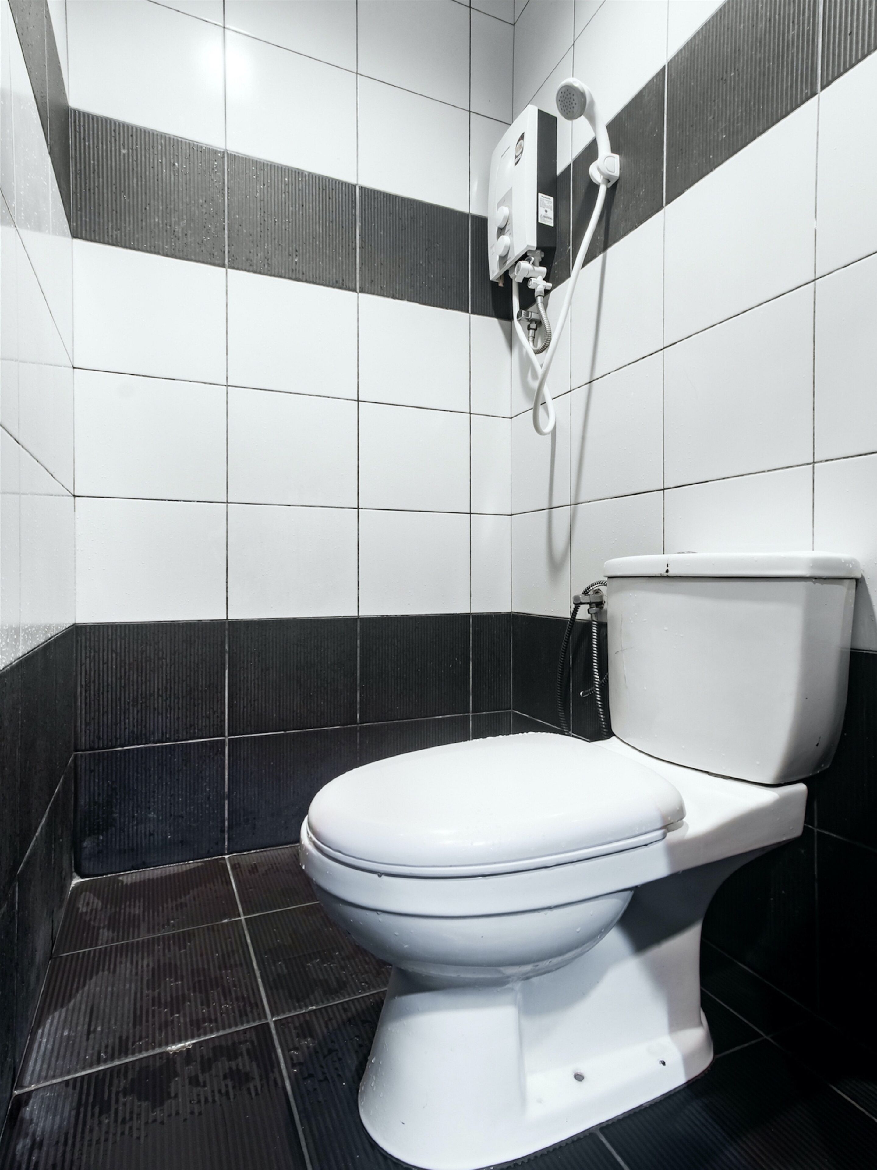 Quarto Twin Standard | Casa de banho | Um polibã, toalhas fornecidas, papel higiénico 
