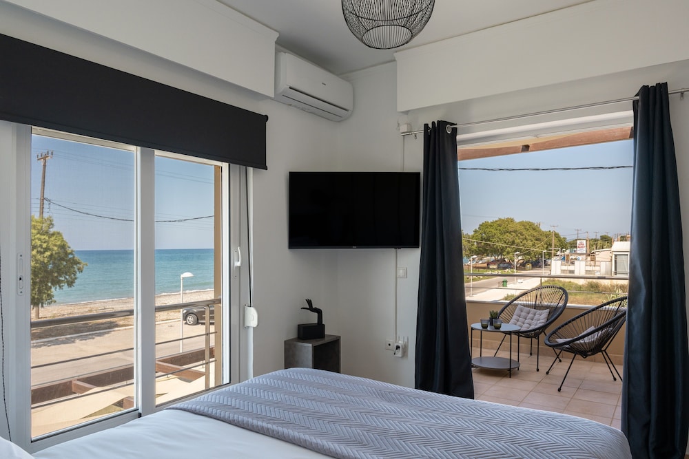 Steps from Maleme beach, walking distance to shops, private pool ...