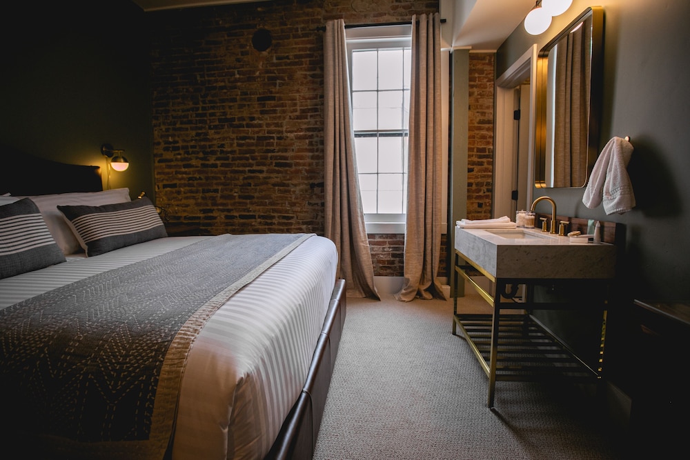 King Suite At The Jacksonville Inn Features Tiled Rain Fall Shower - Jacksonville, OR