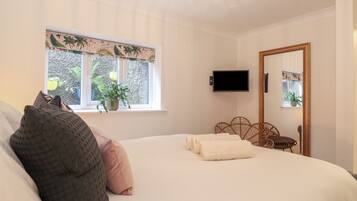 1 quarto, com decoração personalizada, com mobília individualizada