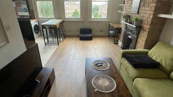 Apartamento Básico, 1 cama de casal | Sala de estar | Televisor