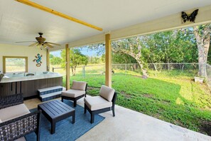 Casa, várias camas, banheira de hidromassagem grande, vista para o jardim (Mustang Hideaway) | Terraço/pátio interior