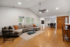 Casa, várias camas, banheira de hidromassagem grande, vista para o jardim (Mustang Hideaway) | Sala de estar | Televisor de ecrã plano de 50 polegadas com canais digitais, lareira 