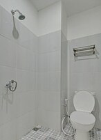 Quarto casal standard | Banheiro | Chuveiro, toalhas de banho