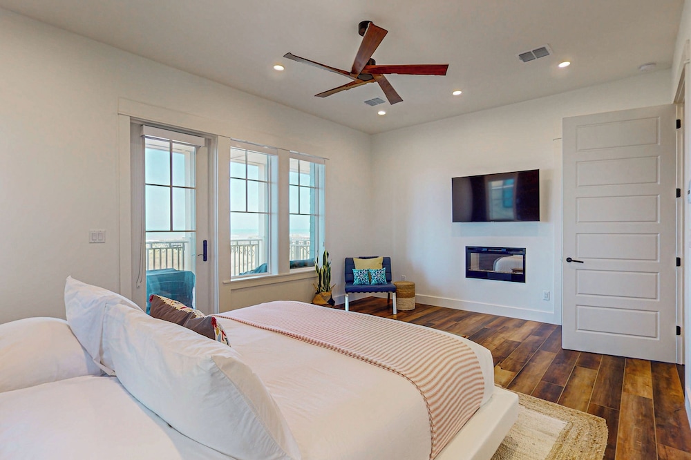 Ocean Front Beach House, Hot Tub, Golf Cart Boardwalk To Beach, Resort Pools - Port Aransas, TX