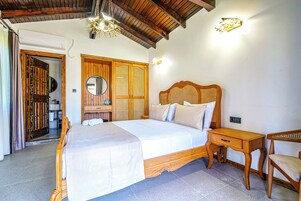 Quarto casal lua de mel | Roupas de cama premium, camas com colchões pillow-top, frigobar