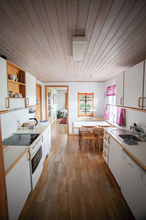 Casa | Cozinha privada | Geladeira grande, micro-ondas, fogão, cooktop