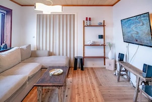 Apartamento | Sala | Televisor de ecrã plano de 30 polegadas com canais via satélite