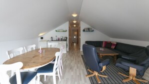 Um apartamento loft moderno com área de jantar, cozinha e sala de estar.