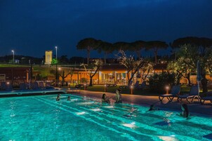 Piscina externa sazonal, funciona das 10h30 às 18h30, guarda-sóis