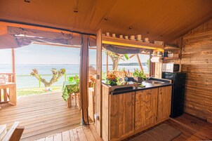 Tenda Deluxe, vista para o lago | Terraço/pátio interior