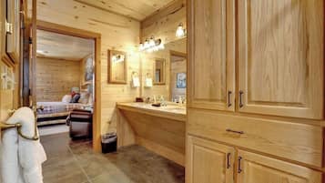 5 quartos, com decoração personalizada, com mobília individualizada