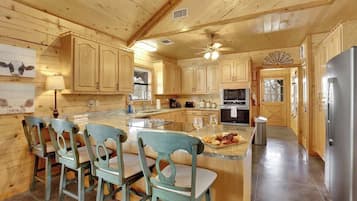 Casa, várias camas, banheira de imersão (157 Emil Eberle Rd) | Cozinha privada | Cafeteira/chaleira