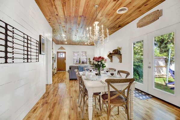 Casa, várias camas, banheira de hidromassagem grande (310 W Travis- M & G) | 5 quartos, com decoração personalizada, com mobília individualizada 