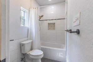Cabine, várias camas, banheira de hidromassagem grande (150 Westridge Ln) | Casa de banho | Toalhas fornecidas, papel higiénico 