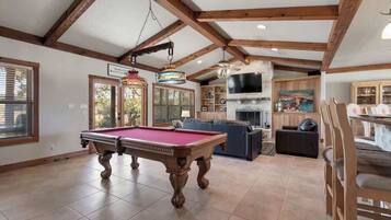 Casa, várias camas, varanda (465 Bear Crk- Main) | Área de estar