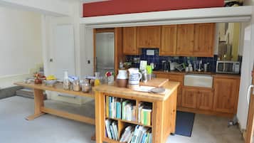 Cabana de Madeira Comfort, 1 quarto, casa de banho partilhada, vista para a montanha | Espaço de cozinha partilhado | Um frigorífico/congelador grande, um micro-ondas, um forno