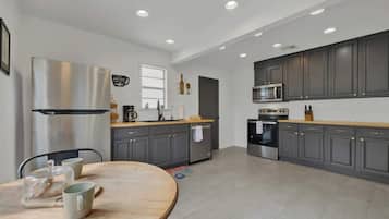 Casa, várias camas, pátio (309 Glenmoor Dr) | Cozinha privada | Uma cafeteira/bule, uma chaleira elétrica