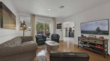 Casa, várias camas, pátio (309 Glenmoor Dr) | Sala de estar