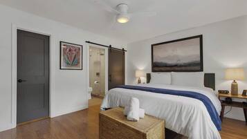 Casa, várias camas, pátio (309 Glenmoor Dr) | 3 quartos, com decoração personalizada, com mobília individualizada