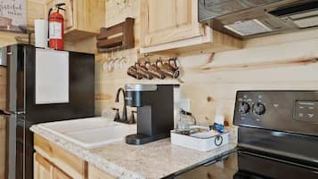 Cabine, 1 cama king-size, cozinha (411 E Main St #4) | Cozinha privada | Uma cafeteira/bule