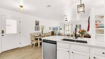 Apartamento, várias camas, banheira de hidromassagem grande (907 Hill St #1) | Interior