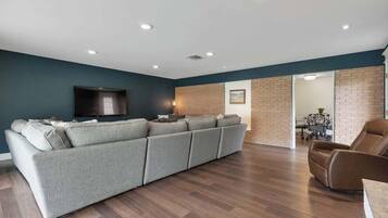 Casa, várias camas, pátio, Vista para a cidade (326 W Burbank St) | Sala de estar