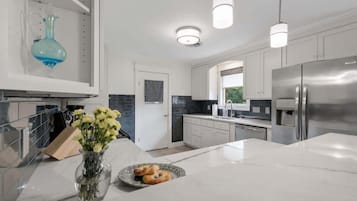 Casa, várias camas, pátio, Vista para a cidade (326 W Burbank St) | Cozinha privada | Uma cafeteira/bule