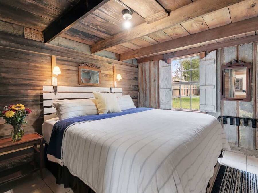 Cabine, várias camas, pátio (3499 W US Hwy 290)