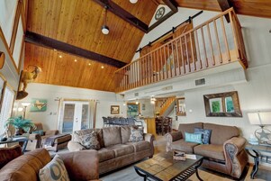 Casa, várias camas, banheira de hidromassagem grande (324 Waterway Pass) | Sala de estar | Lareira